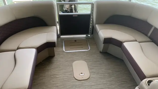 Rent this 25' Bennington on Anchor